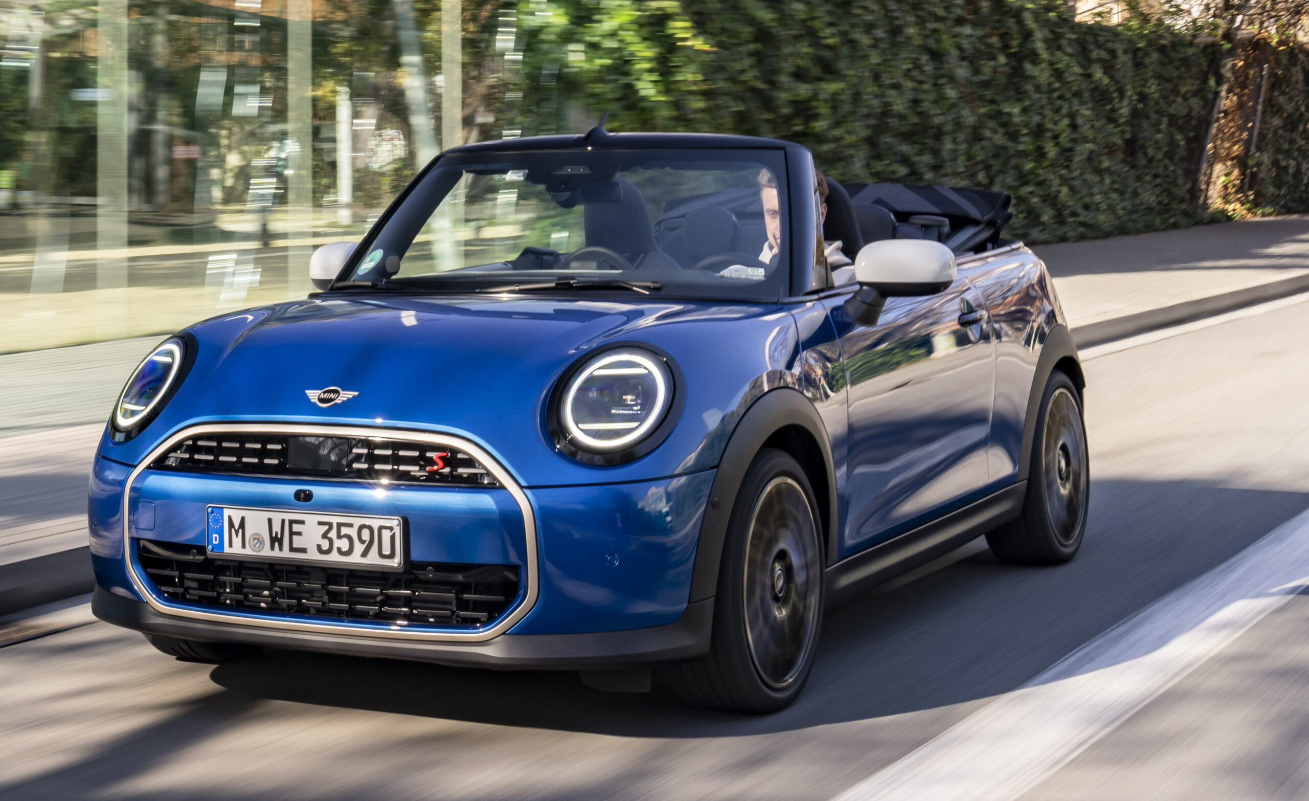 Το MINI Cooper Cabrio S σε εντυπωσιακό χρωματισμό Icy Sunshine Blue ...